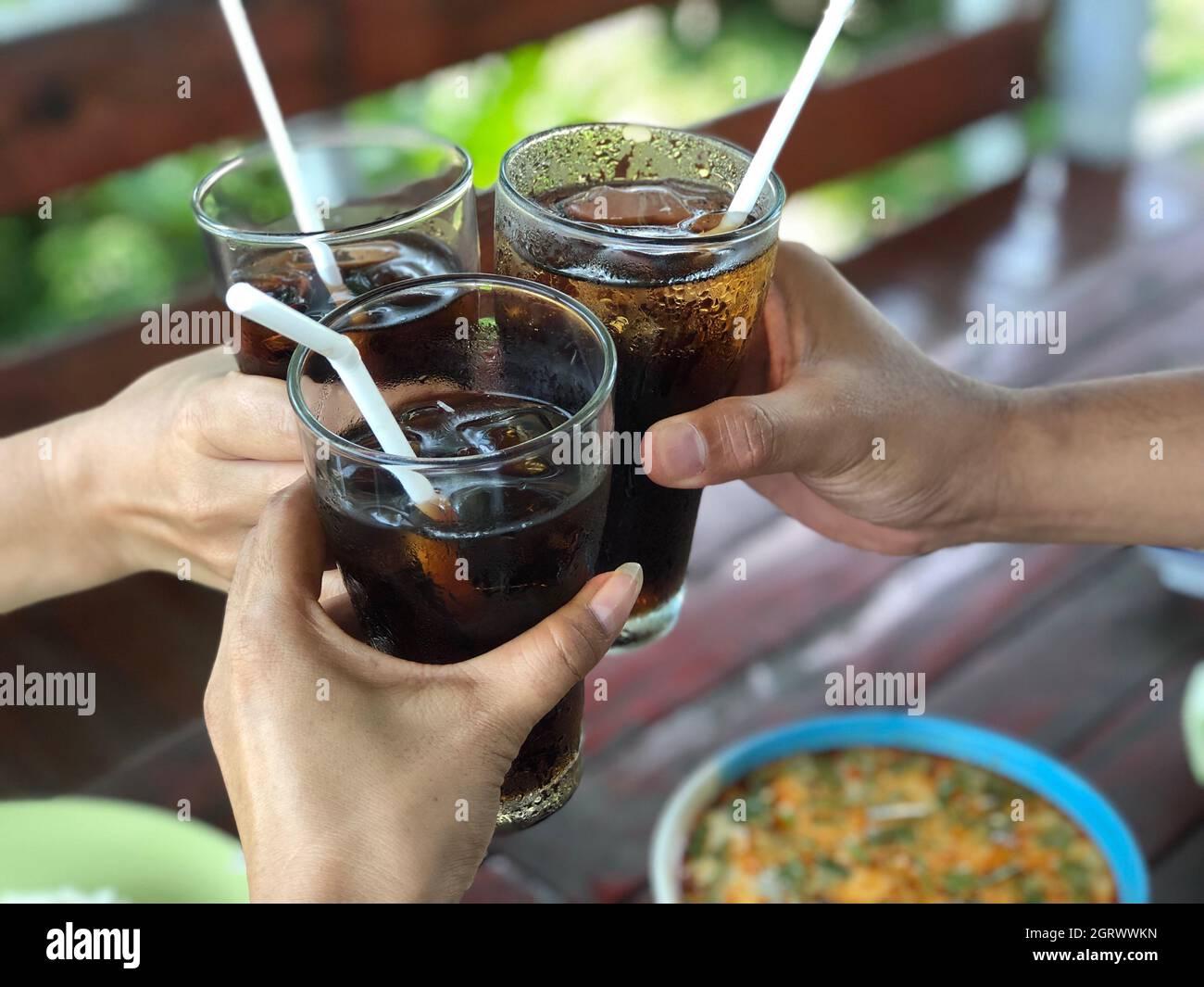 Women holding coca cola hi-res stock photography and images - Alamy
