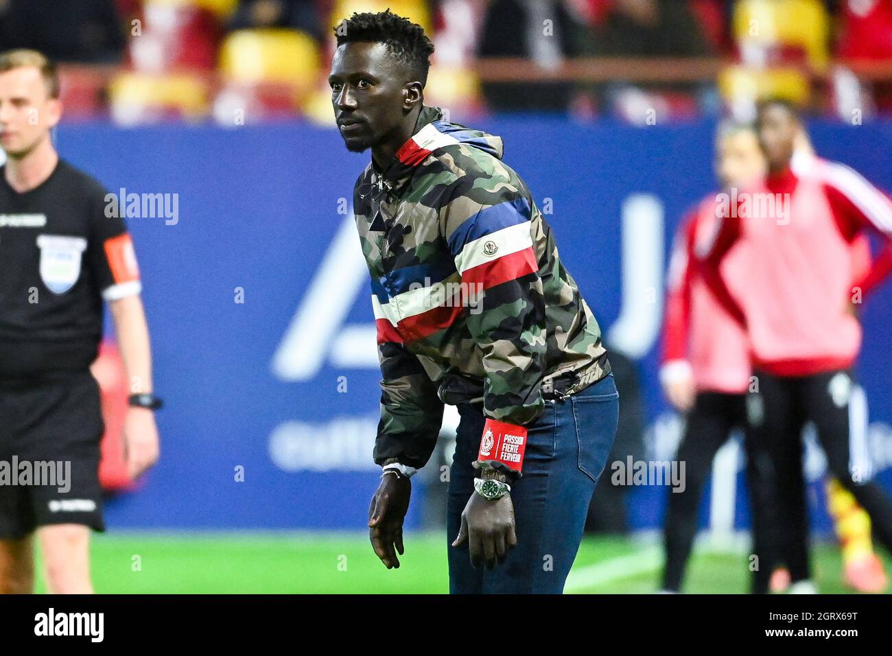 Standard's head coach Mbaye Leye looks dejected during a soccer match ...