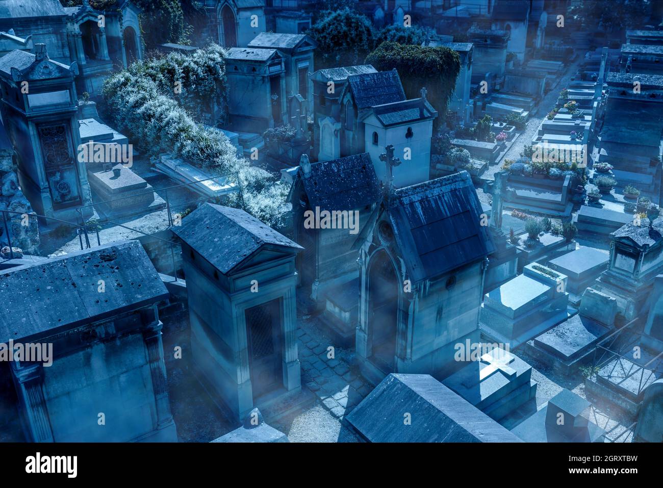 Graveyard spooky ghost hi-res stock photography and images - Alamy