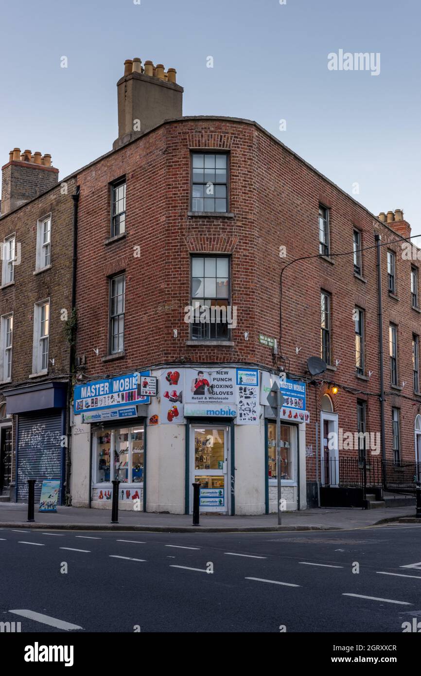 Mobile phone shops 2021 hi-res stock photography and images - Alamy