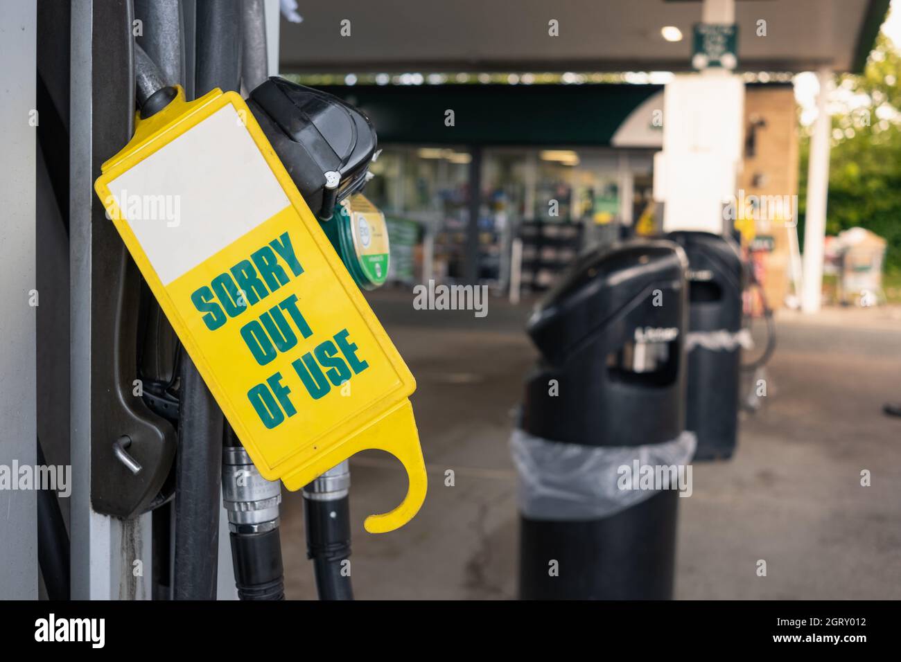 Uk petrol station lines hi-res stock photography and images - Alamy