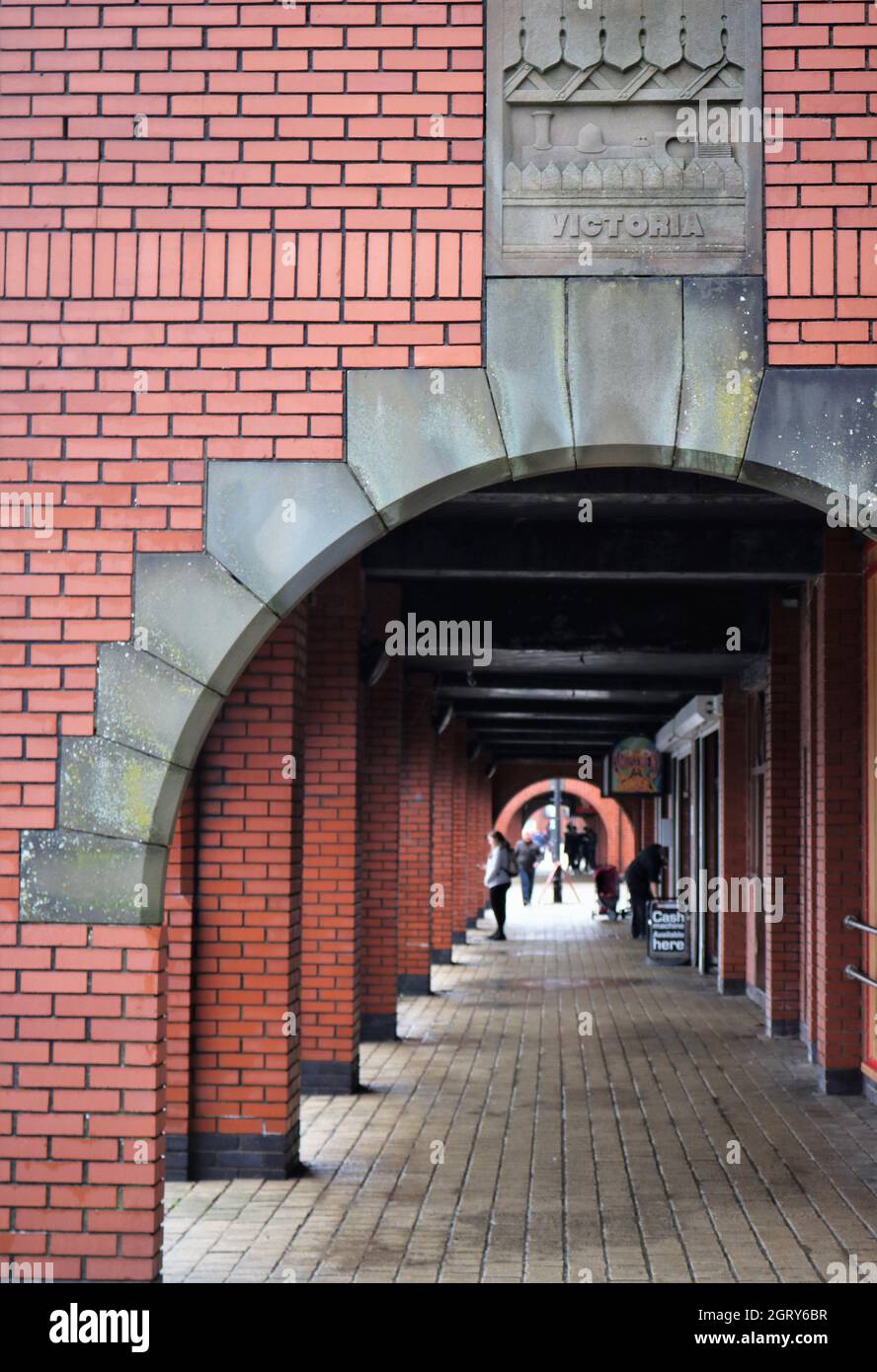 Under brick wall bridge hi-res stock photography and images - Alamy