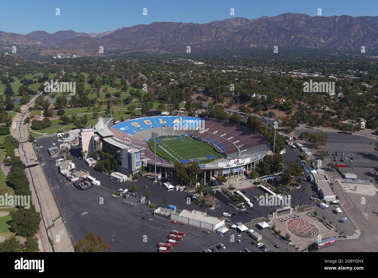 Rose bowl stadium pasadena aerial hi-res stock photography and images ...