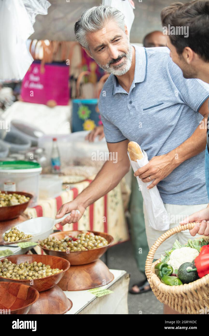 man shopping at farmers food market Stock Photo - Alamy