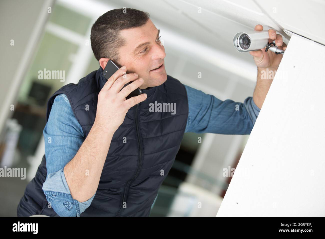 man installing cctv camera Stock Photo - Alamy