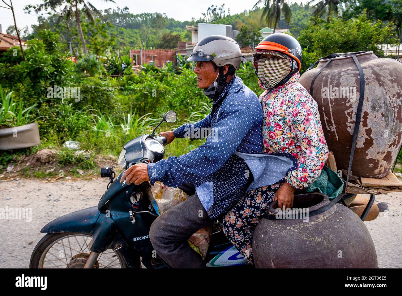Overloaded motorbike hi-res stock photography and images - Alamy