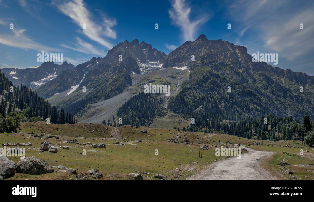 People sonamarg hi-res stock photography and images - Alamy