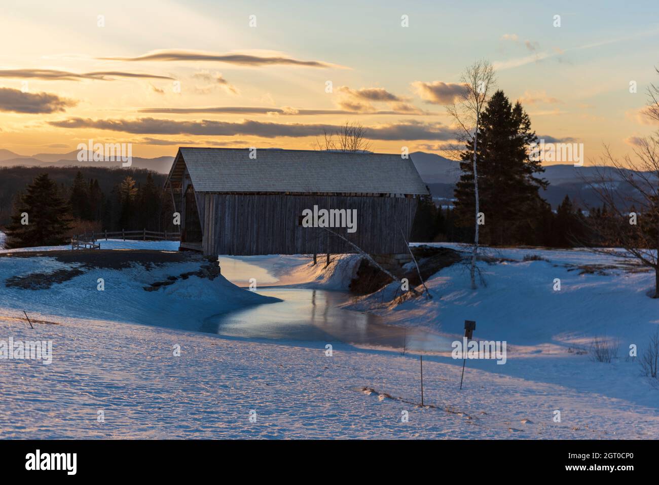Vermont covered bridge snow hi-res stock photography and images - Alamy