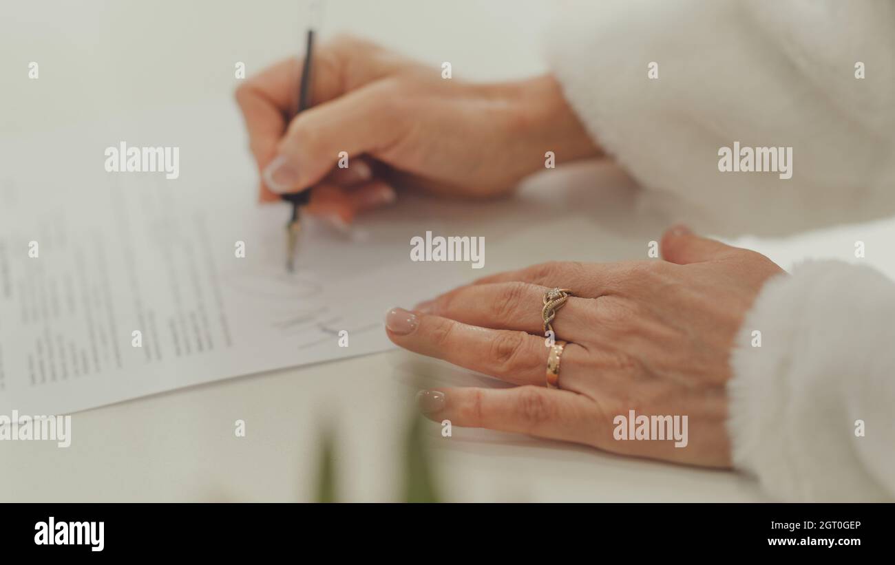 Signing body part hi-res stock photography and images - Alamy