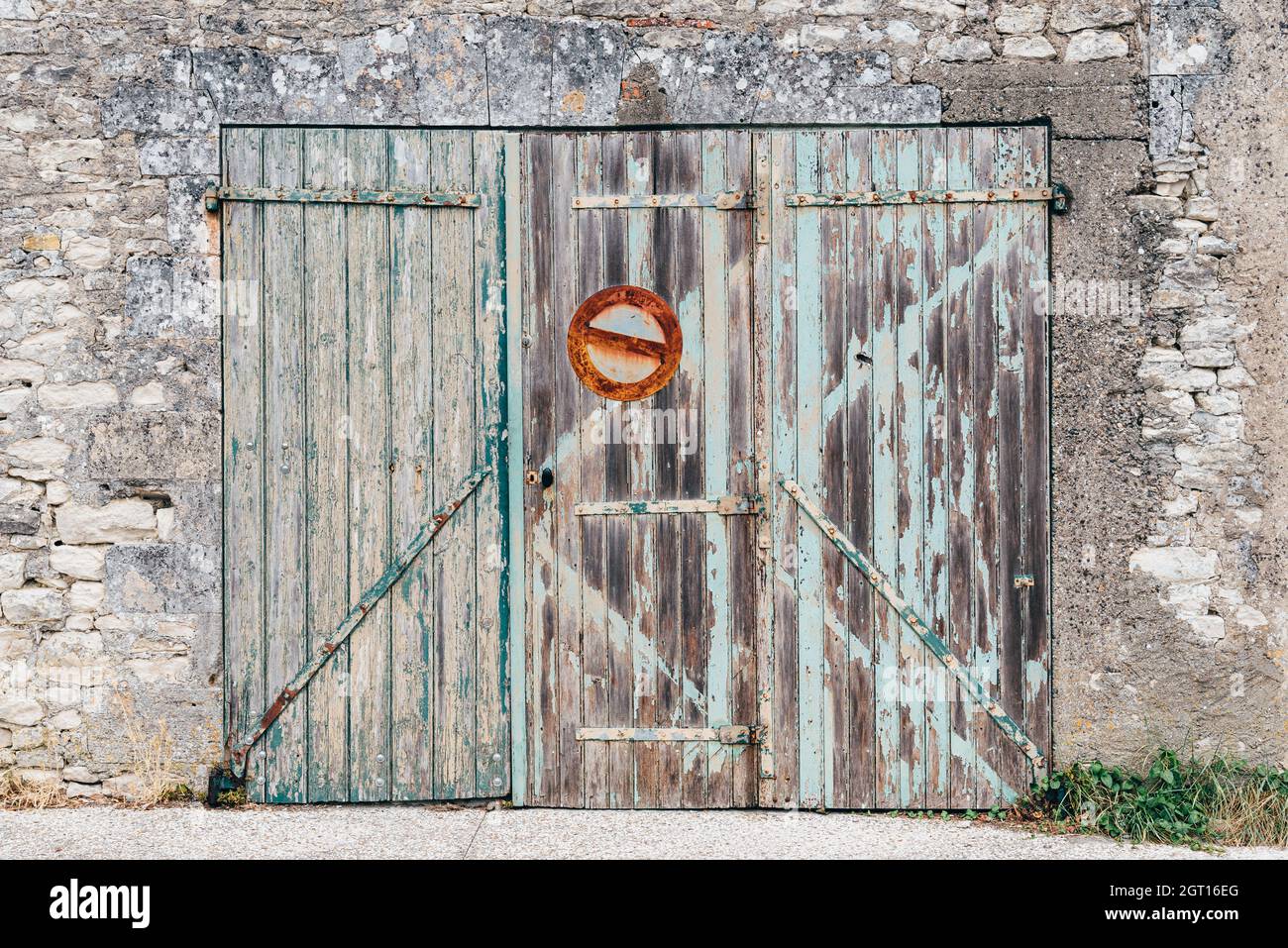 Garage Closed Sign High Resolution Stock Photography and Images - Alamy