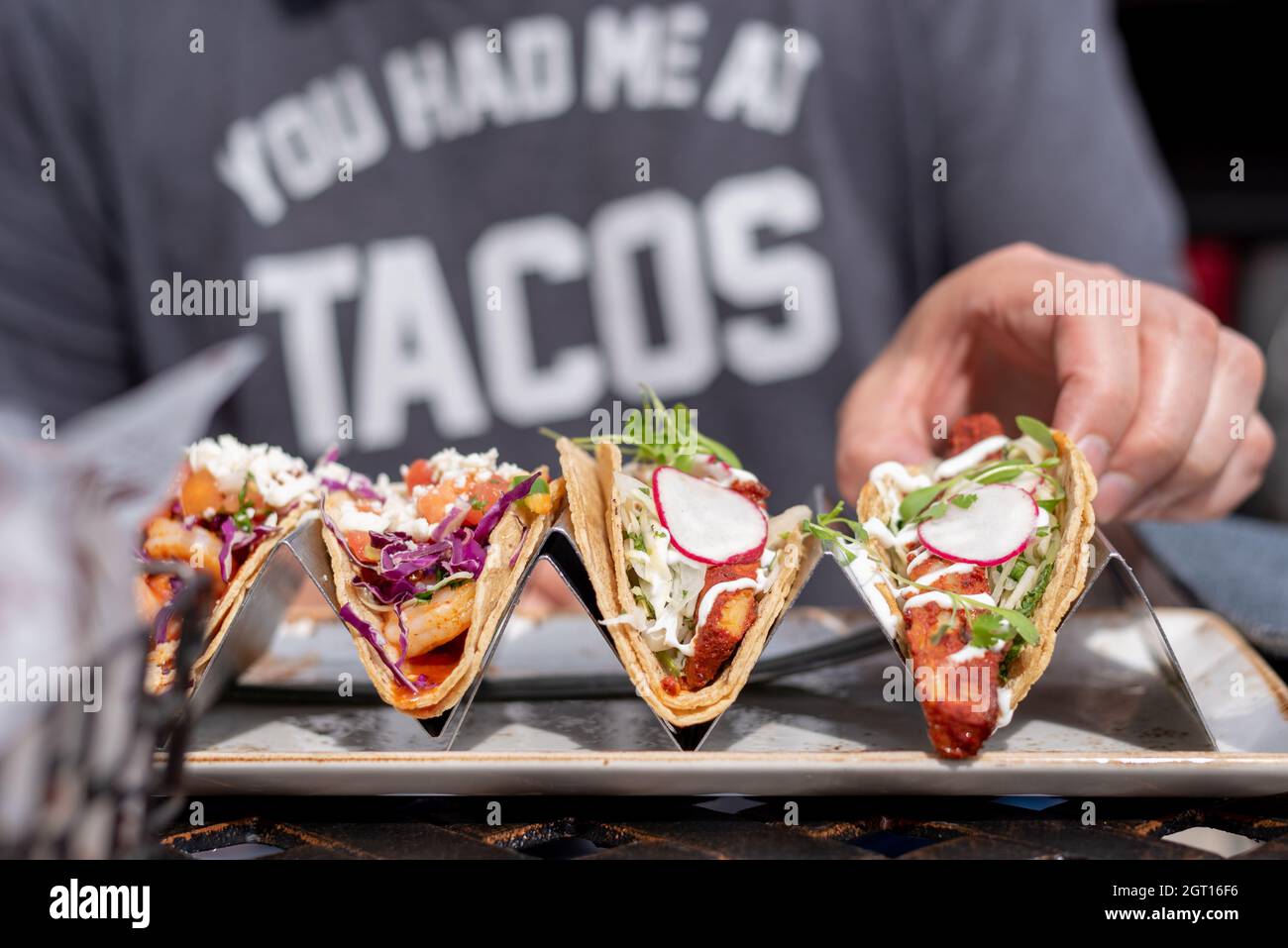 Hand holding taco close up hi-res stock photography and images - Alamy