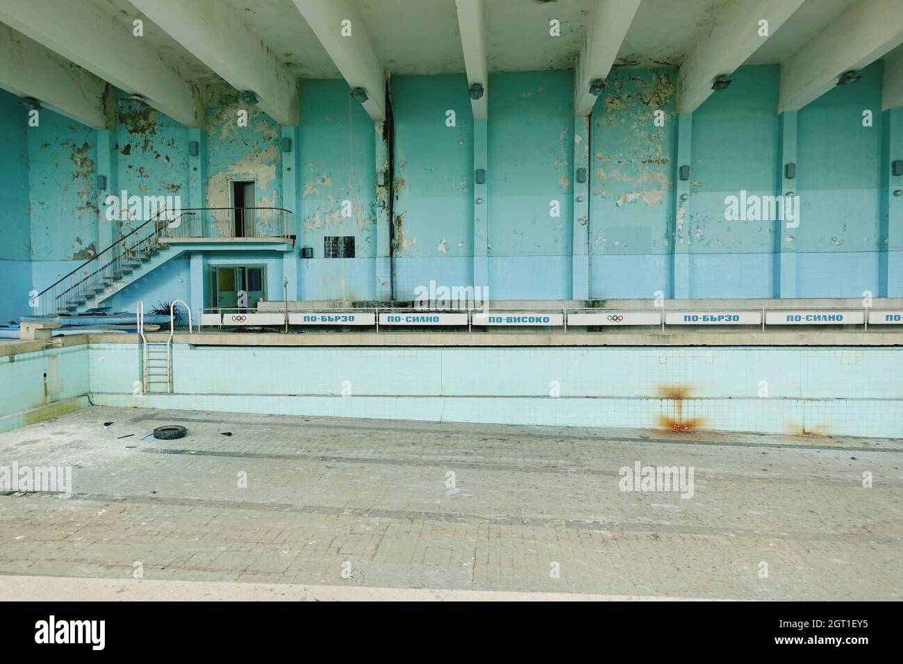 Abandoned indoor swimming pool hi-res stock photography and images - Alamy