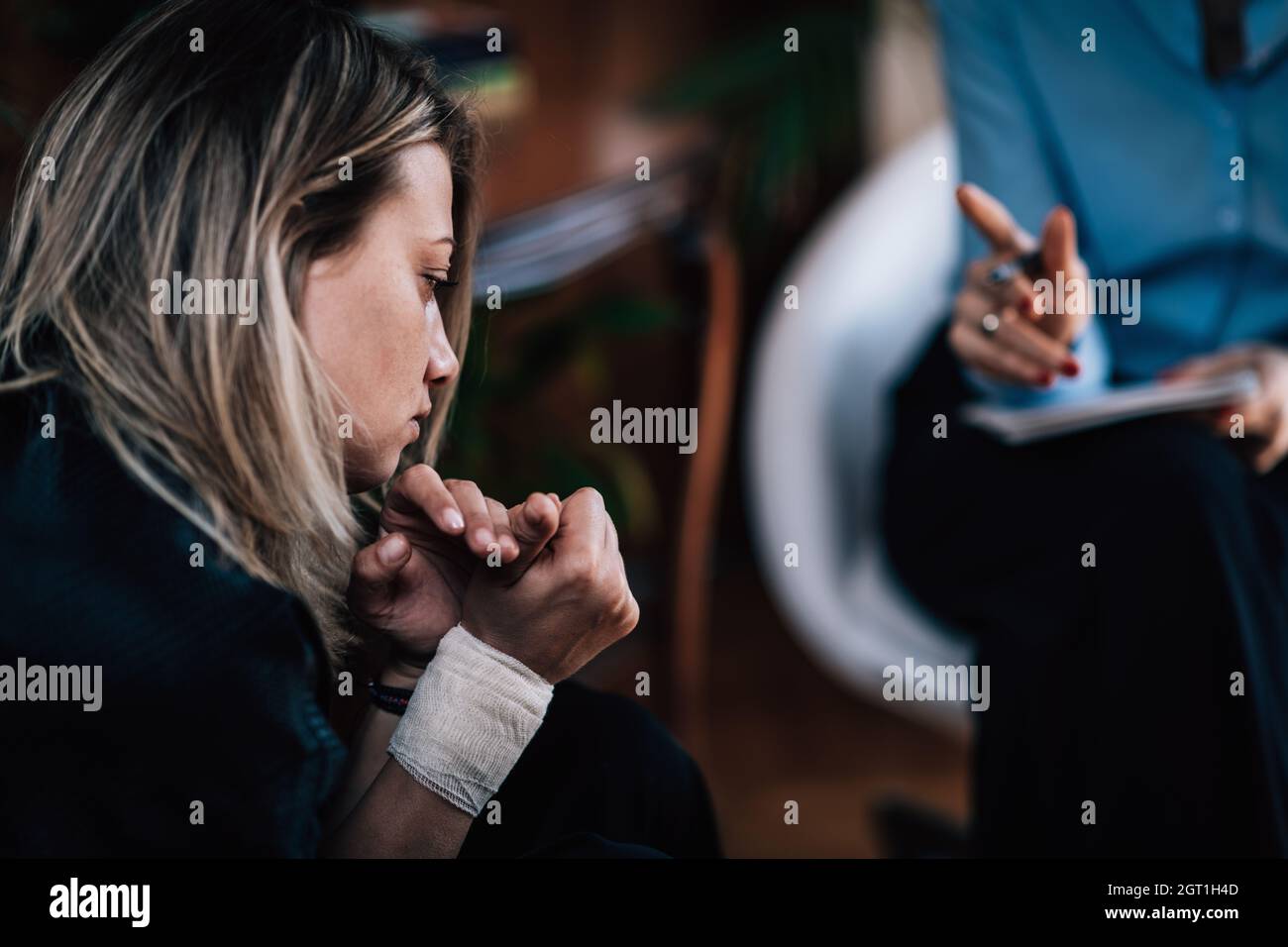 Black women taking notes hi-res stock photography and images - Alamy