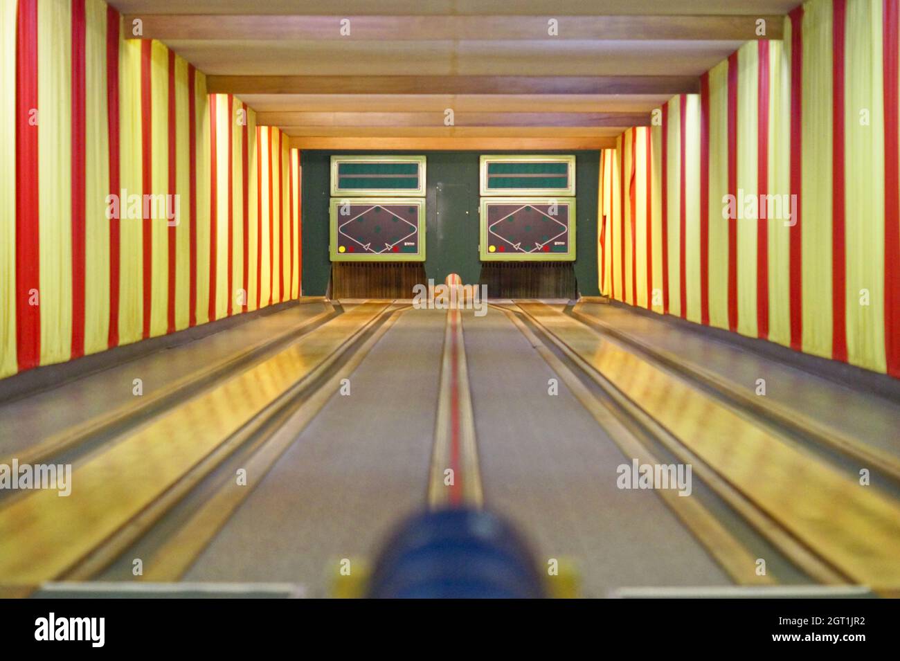 Interior empty bowling alley bowling hi-res stock photography and ...