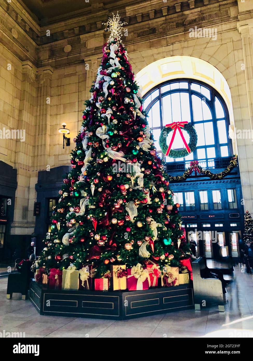 Christmas Tree In Side Of Union Station Stock Photo - Alamy