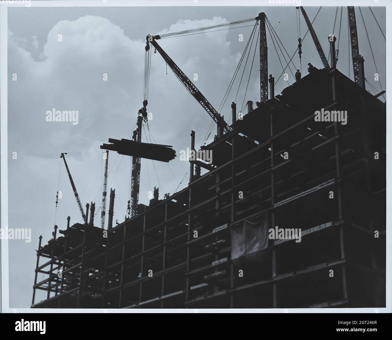 Empire state building construction 1930 hi-res stock photography and ...