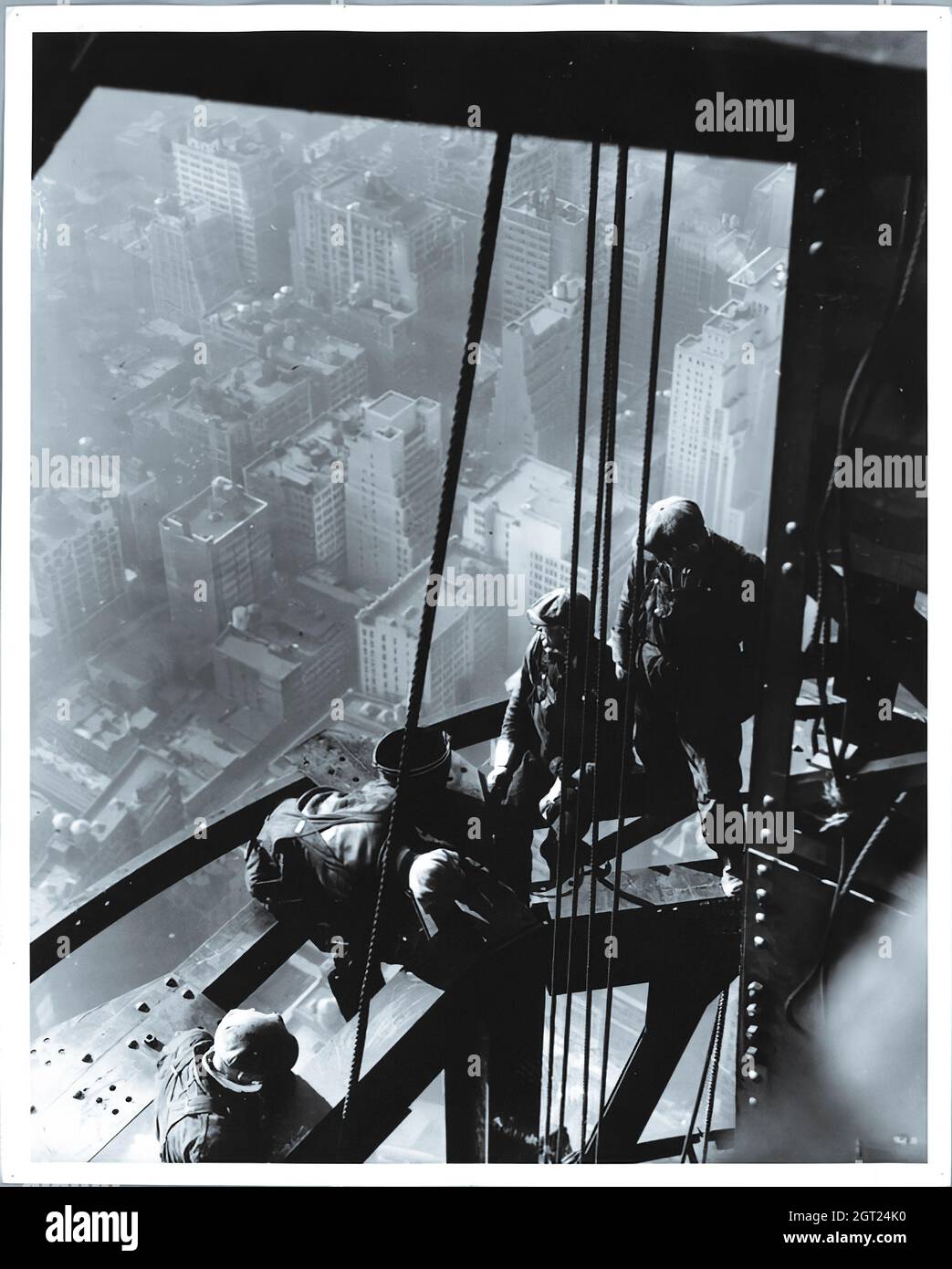 Iron workers empire state building hi-res stock photography and images ...