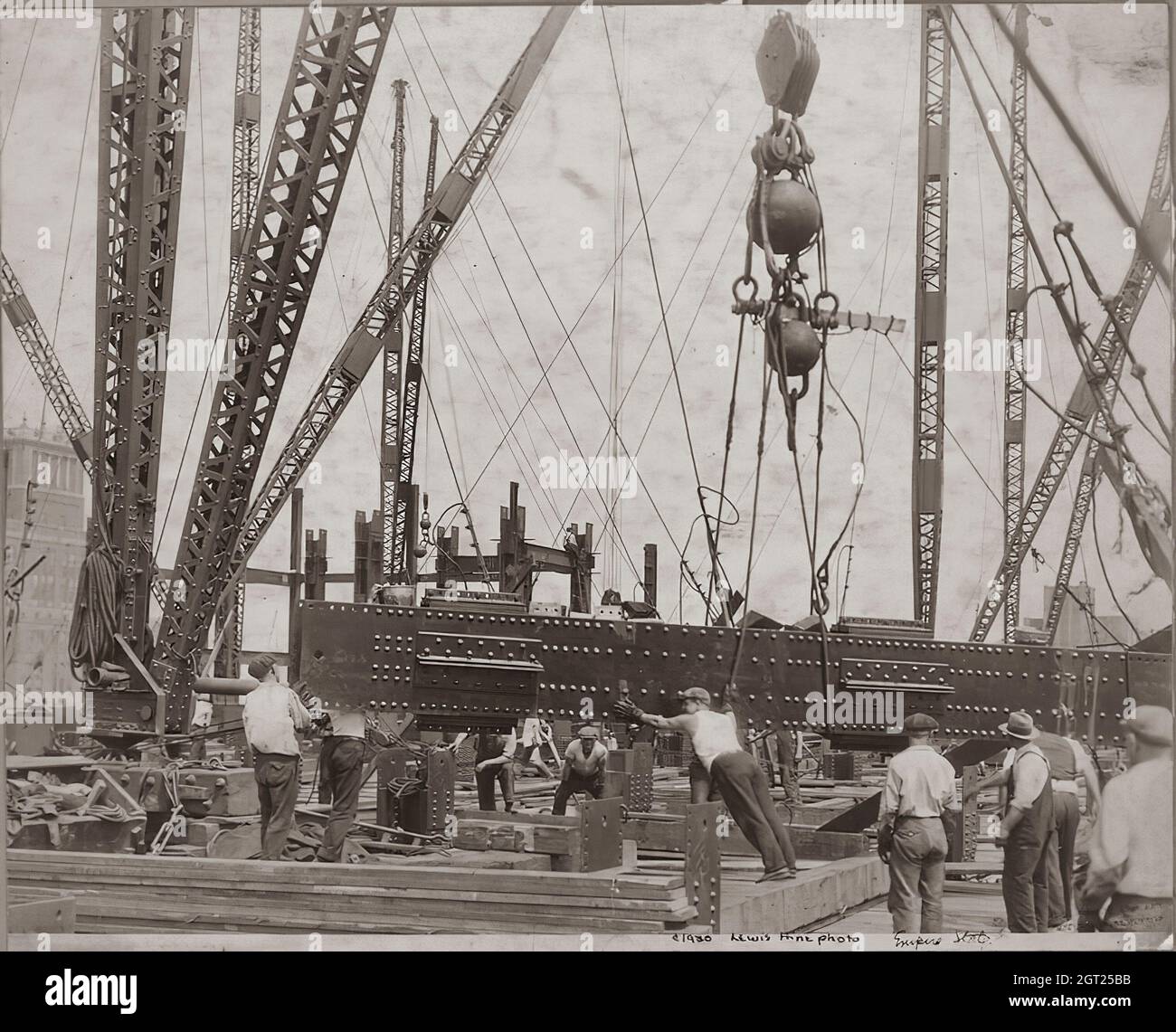 Iron workers empire state building hi-res stock photography and images ...