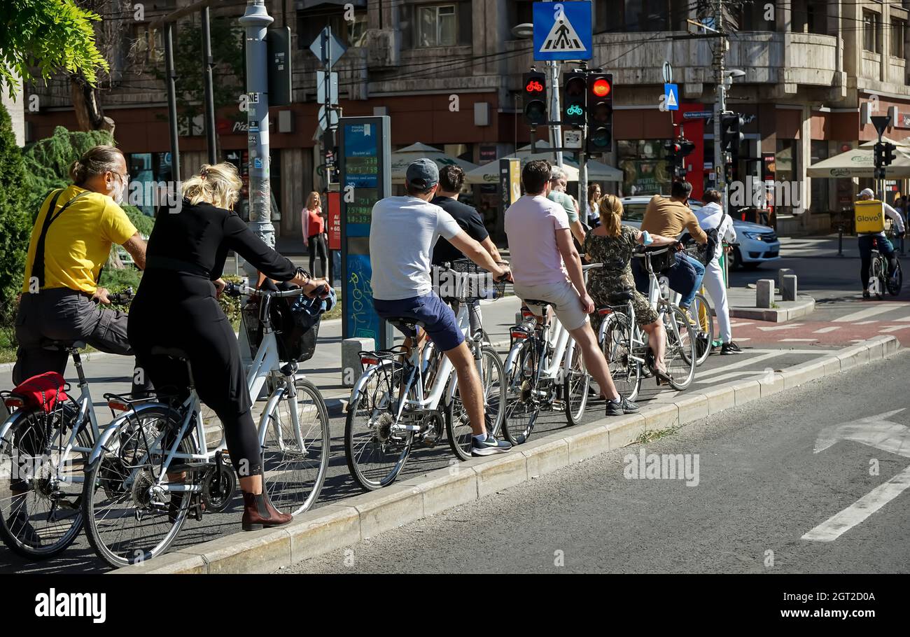 Female cyclist traffic lights hi-res stock photography and images - Alamy