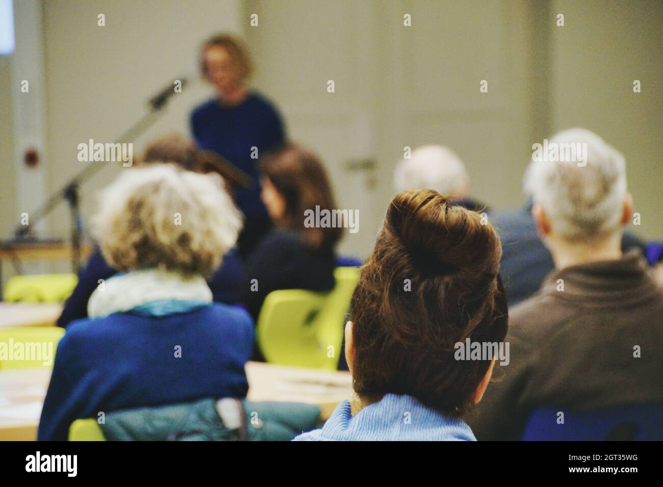 Crowded classroom hi-res stock photography and images - Alamy