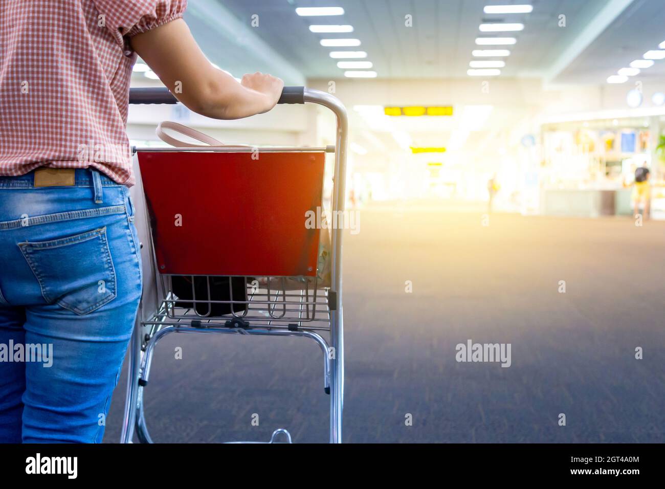 Pushing shopping trolley asian hi-res stock photography and images - Alamy
