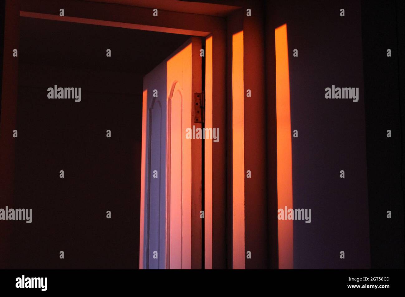 Sun streaming into dark room hi-res stock photography and images - Alamy