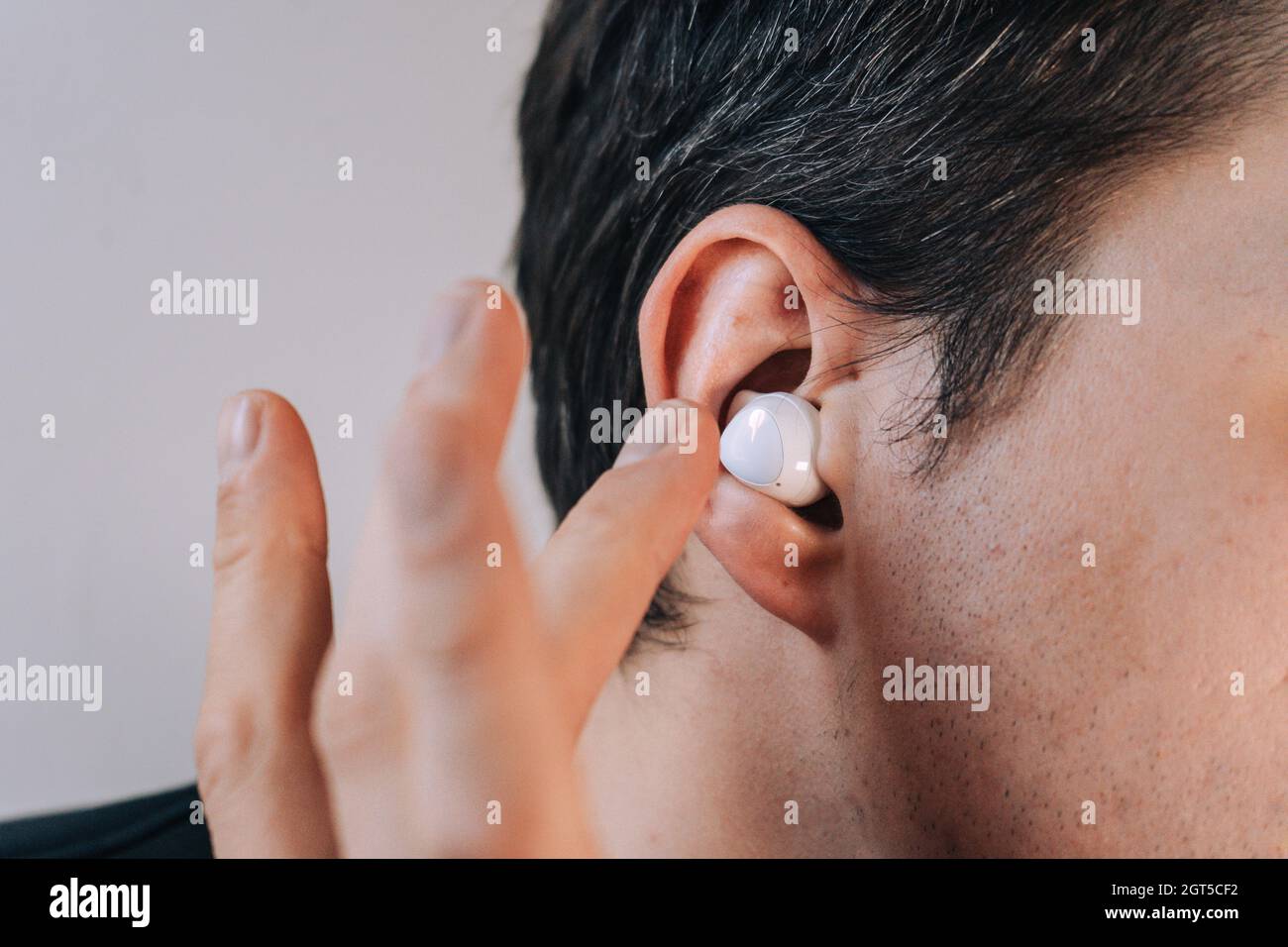 Hand holding ear buds hi-res stock photography and images - Alamy