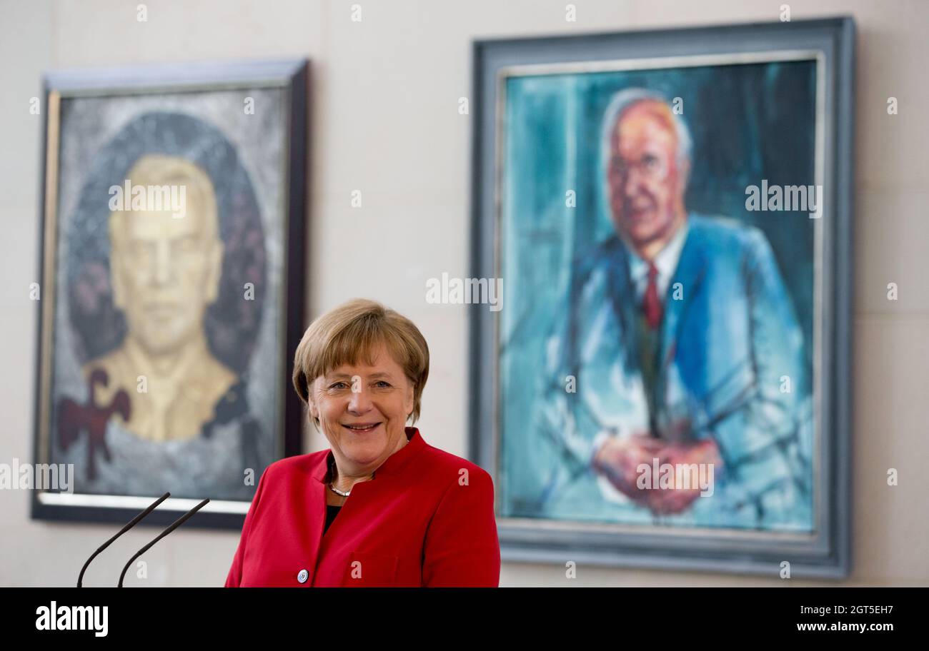 Ancestors portraits hi-res stock photography and images - Alamy
