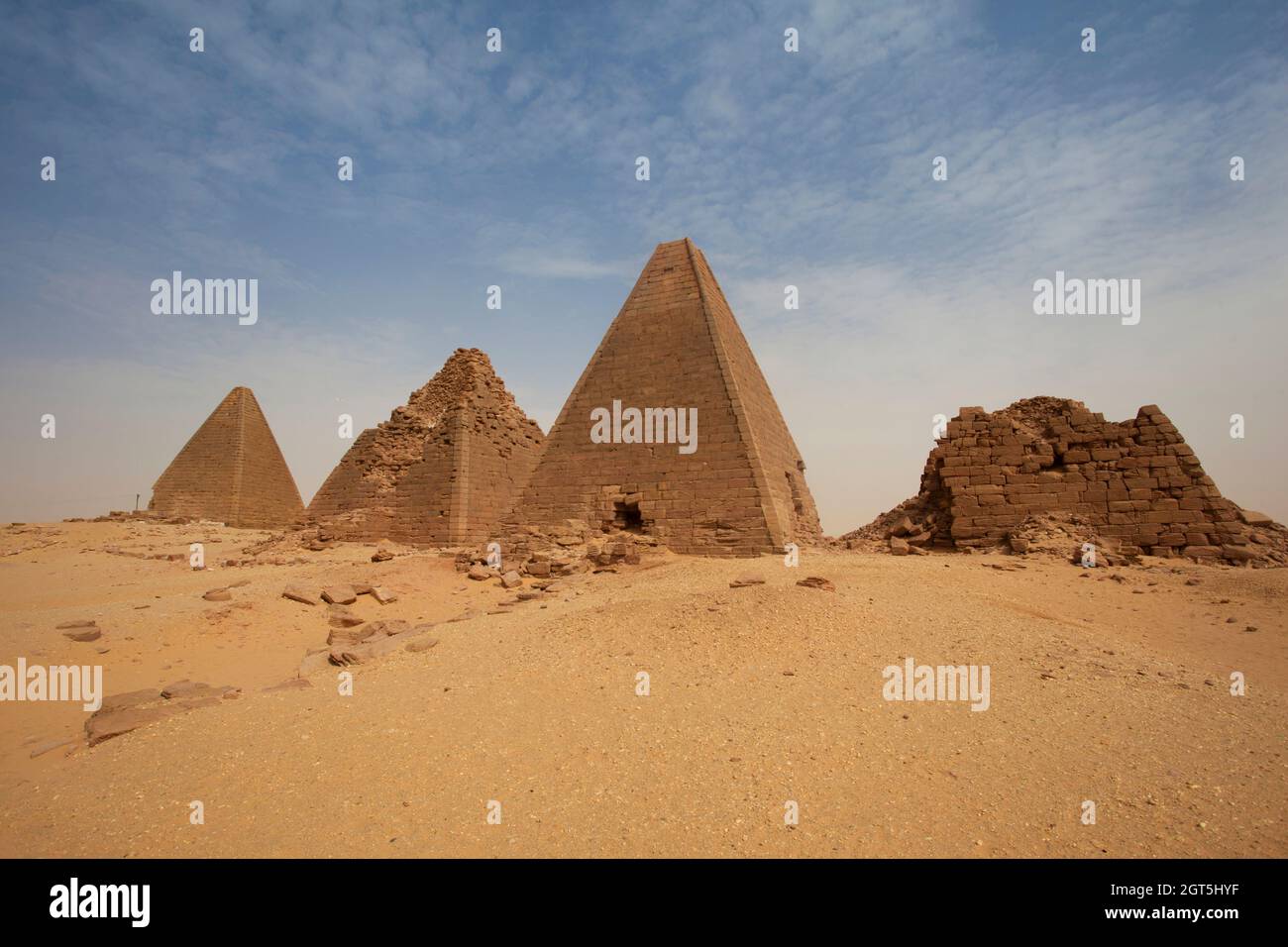 Pyramid shape temples hi-res stock photography and images - Alamy