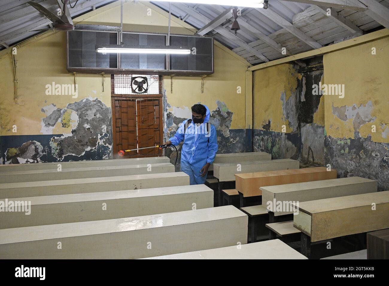 Mumbai, India. 01st Oct, 2021. A man wearing a Personal Protective ...
