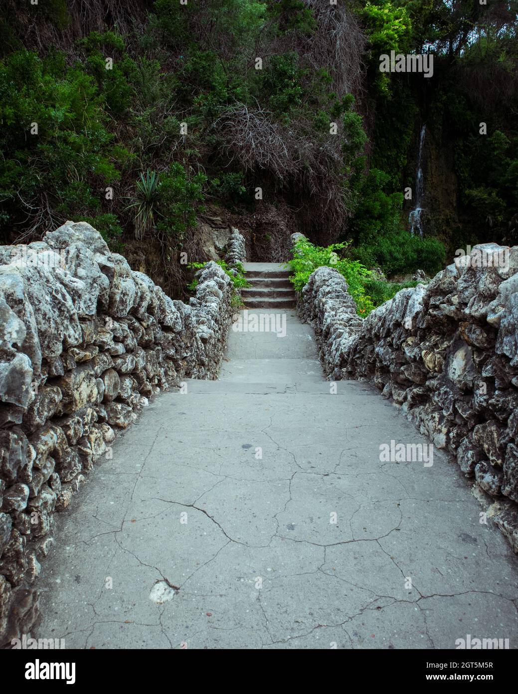 Stone bridge in Japanese tea garden Stock Photo - Alamy