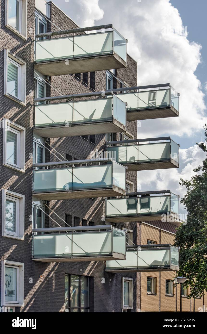Cantilever balconies hi-res stock photography and images - Alamy
