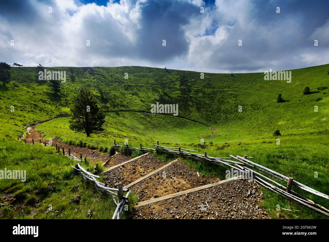 Footpath for peak of the Puy Pariou in Auvergne, France Stock Photo - Alamy