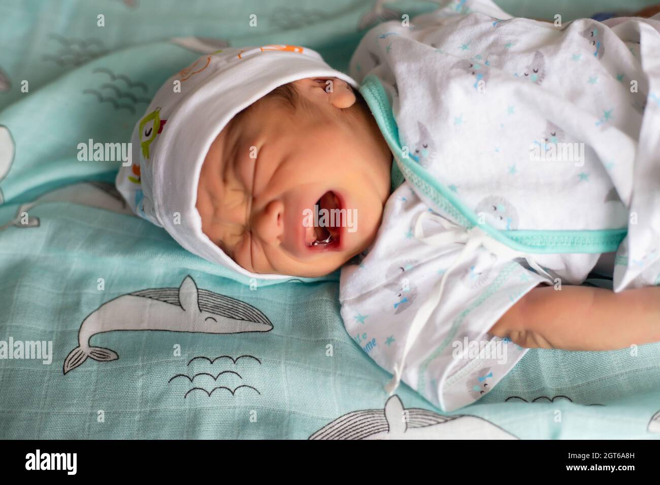 New born baby crying head hi-res stock photography and images - Alamy