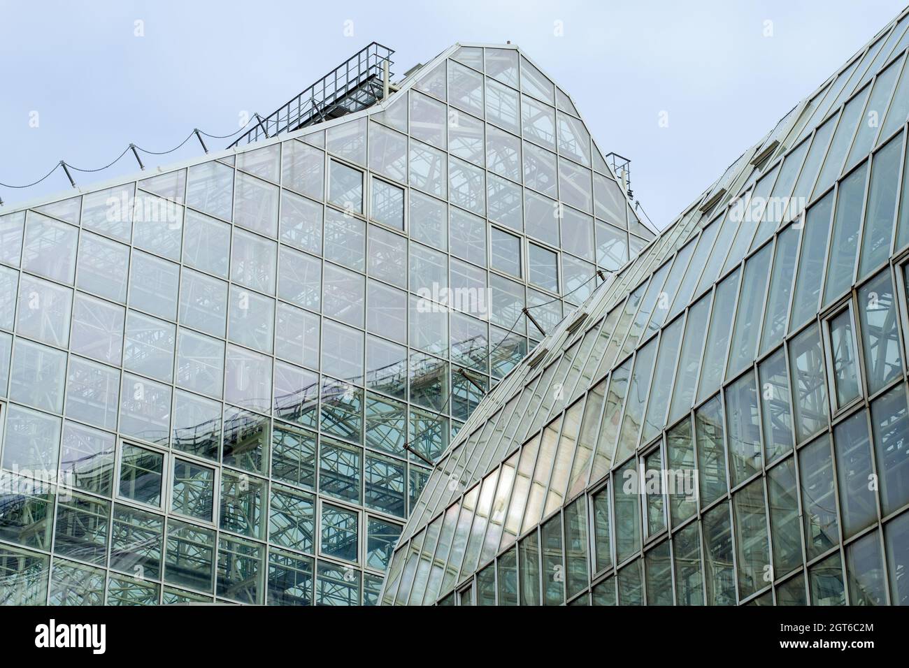 Large glass window pane hi-res stock photography and images - Alamy