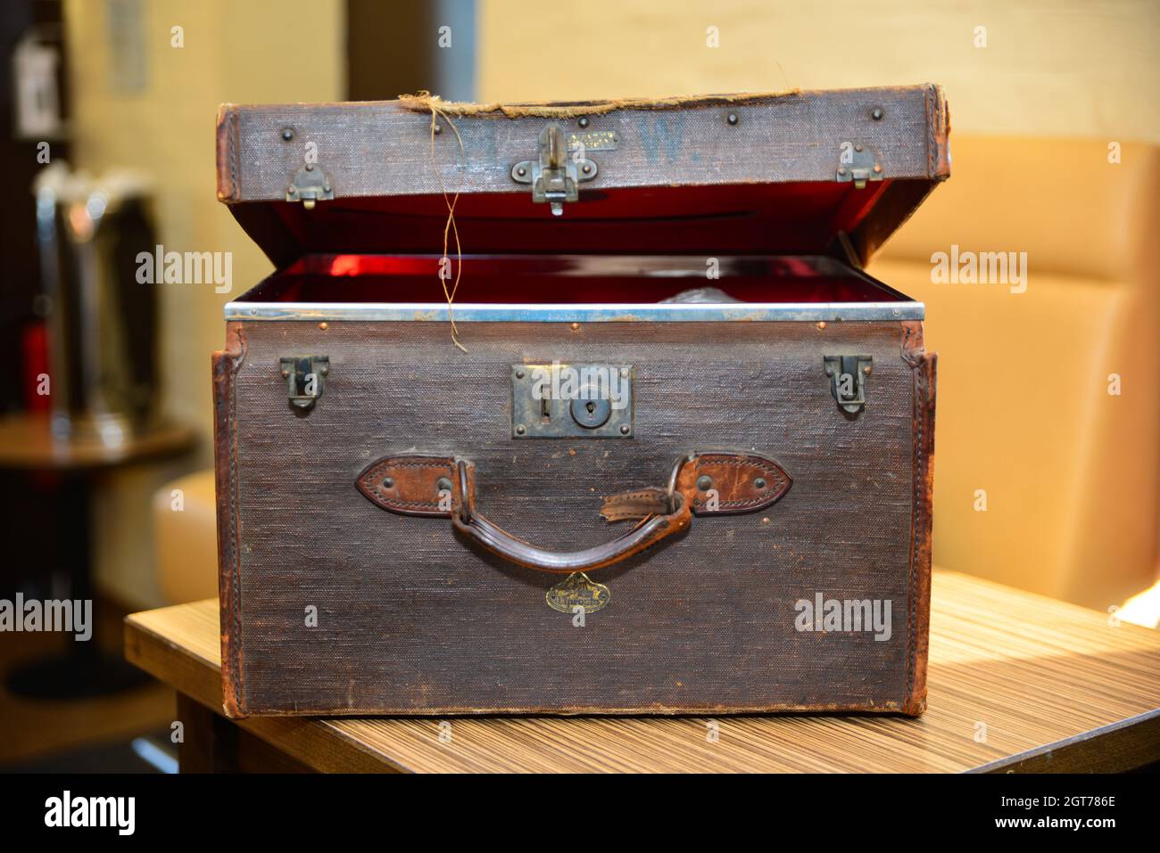 Old chest hi-res stock photography and images - Alamy