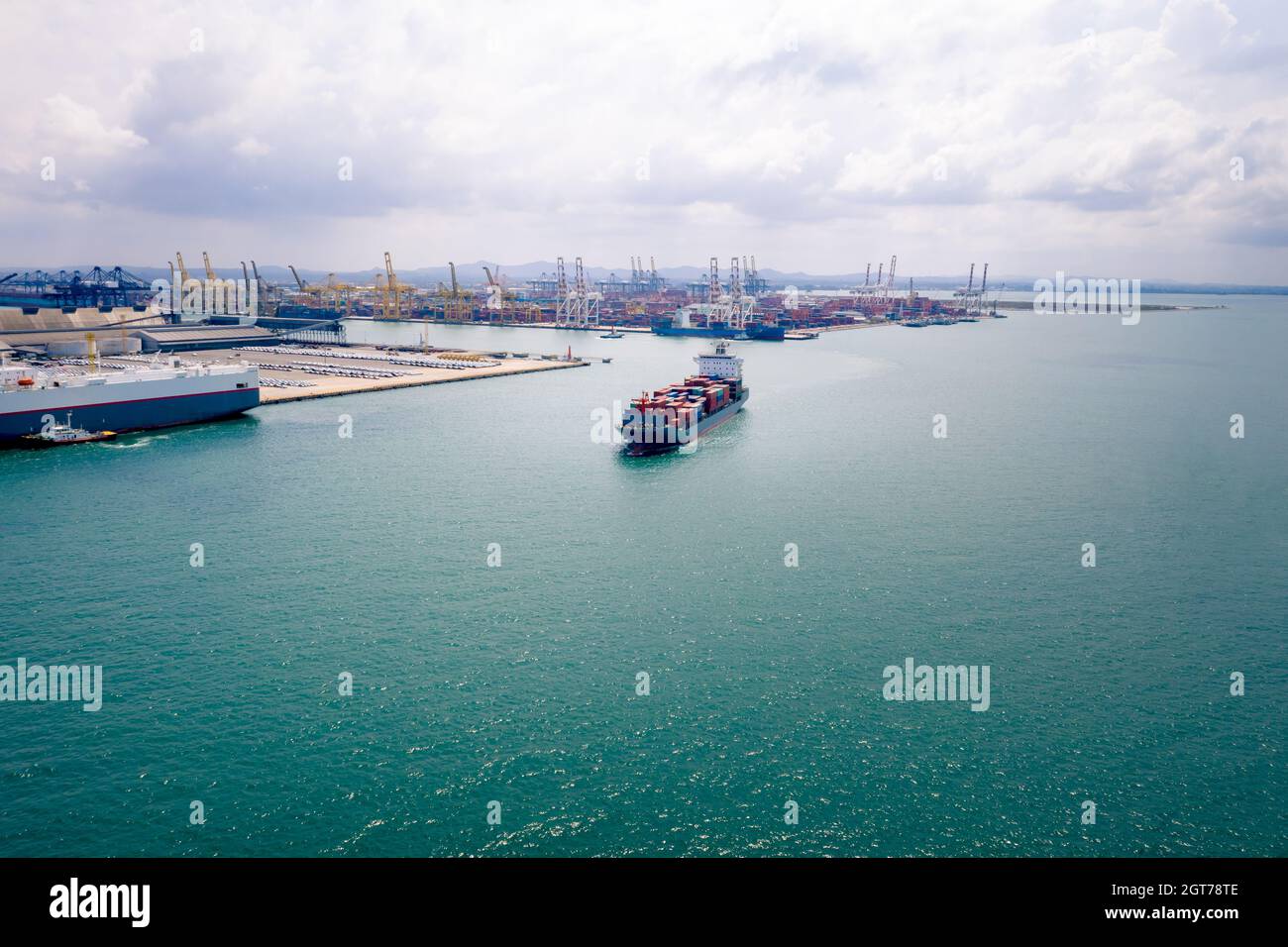 Sea land containers hi-res stock photography and images - Alamy