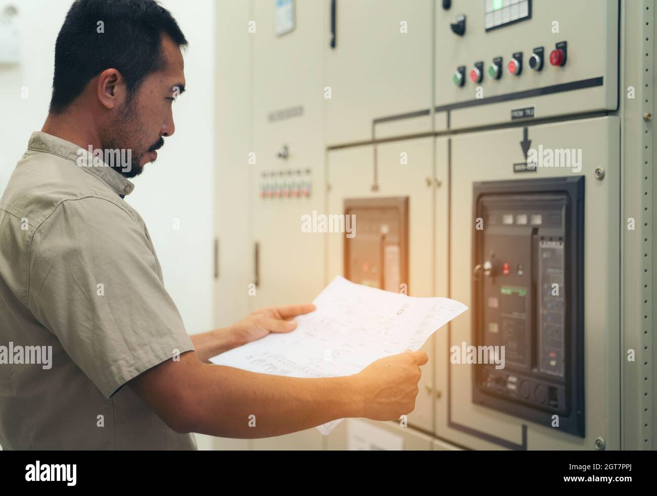 Man and domestic electricity meter hi-res stock photography and images ...