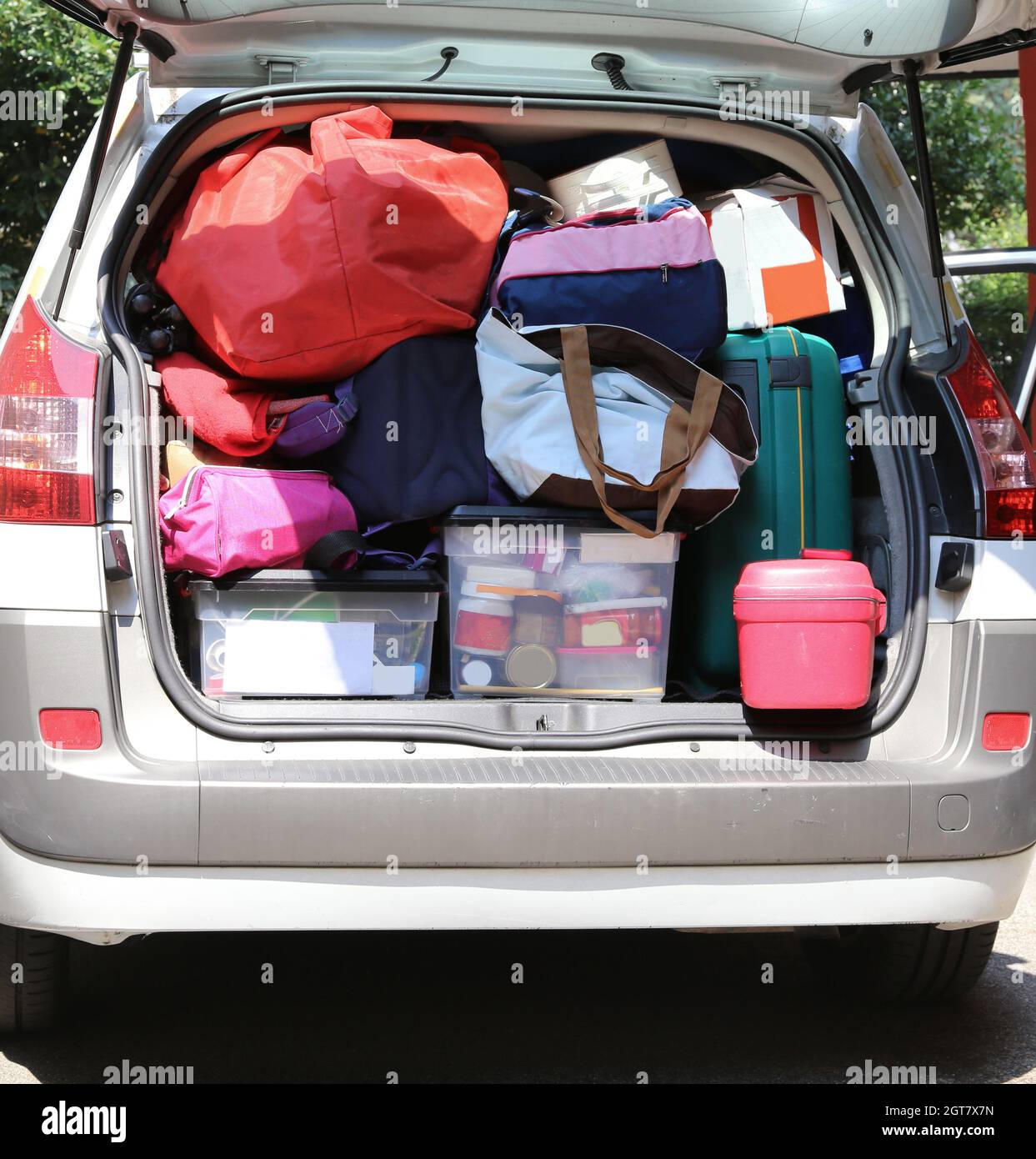 Family loading luggage into car hi-res stock photography and images - Alamy