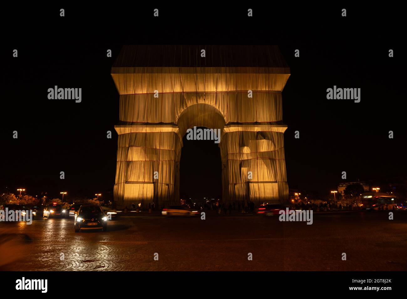Night view of the Arc de Triomphe "wrapped" project by Christo in Paris ...