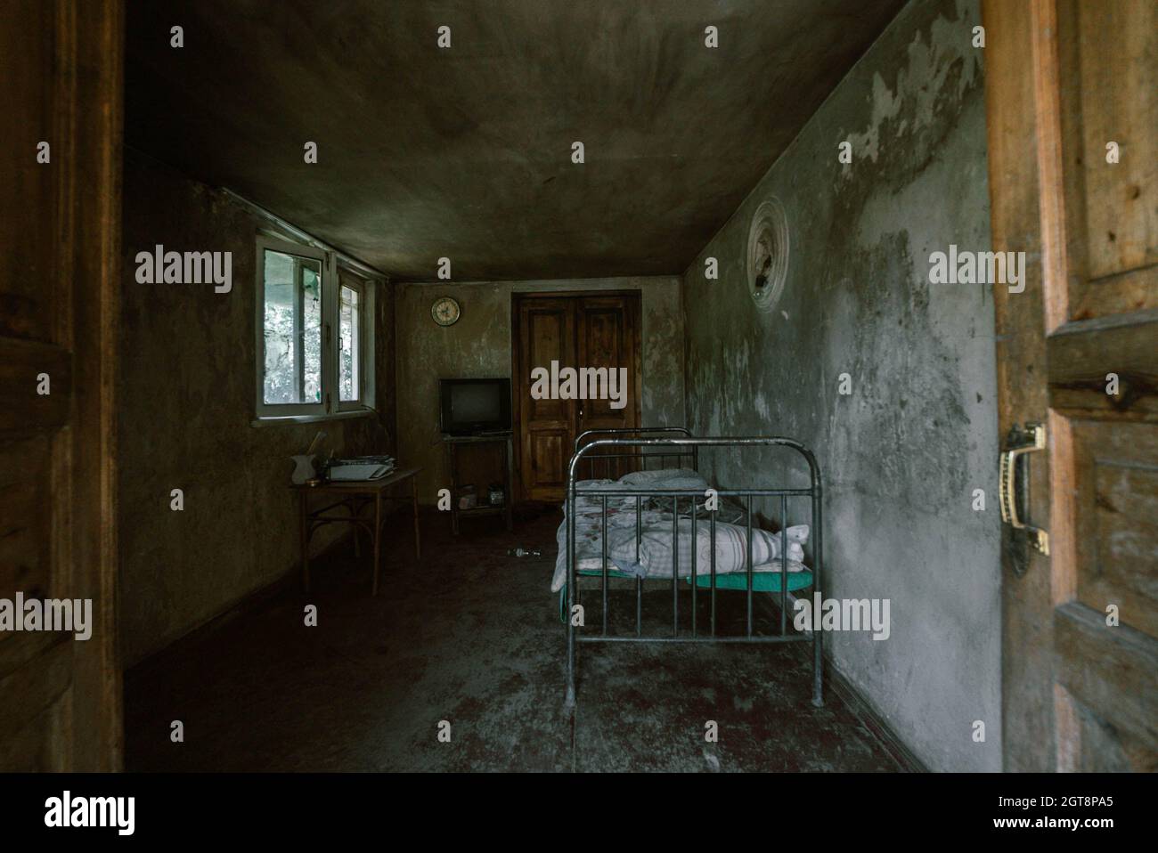 Ruined mansion interior hi-res stock photography and images - Alamy