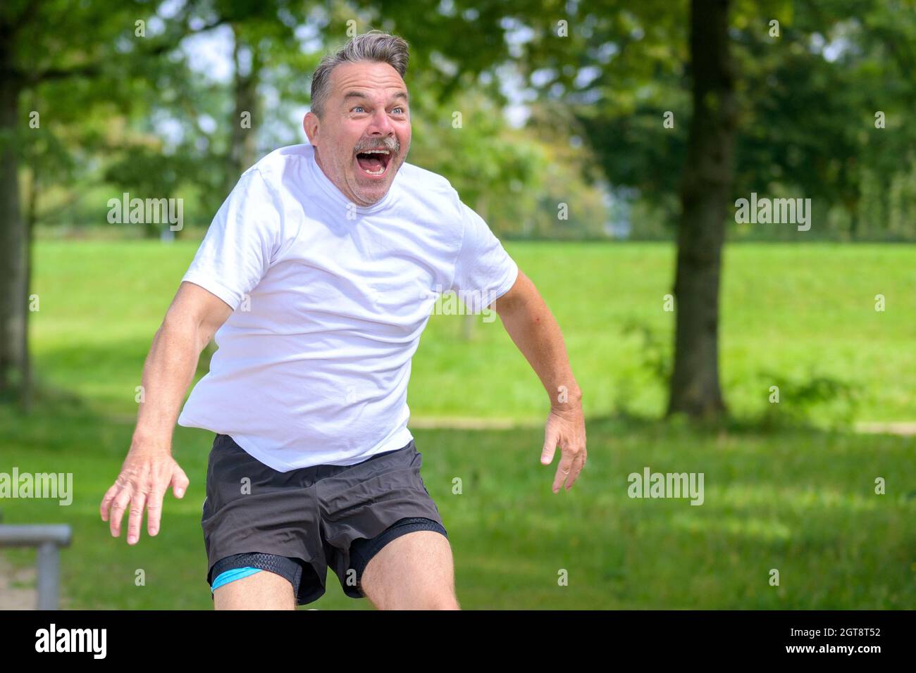 Man using low bars hi-res stock photography and images - Alamy