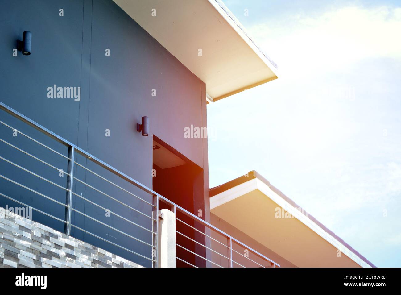 Red building with white corners hi-res stock photography and images - Alamy