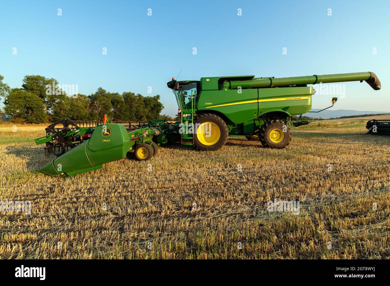 Side view of a John Deere S680 combine in a wheat field in Idaho, USA ...