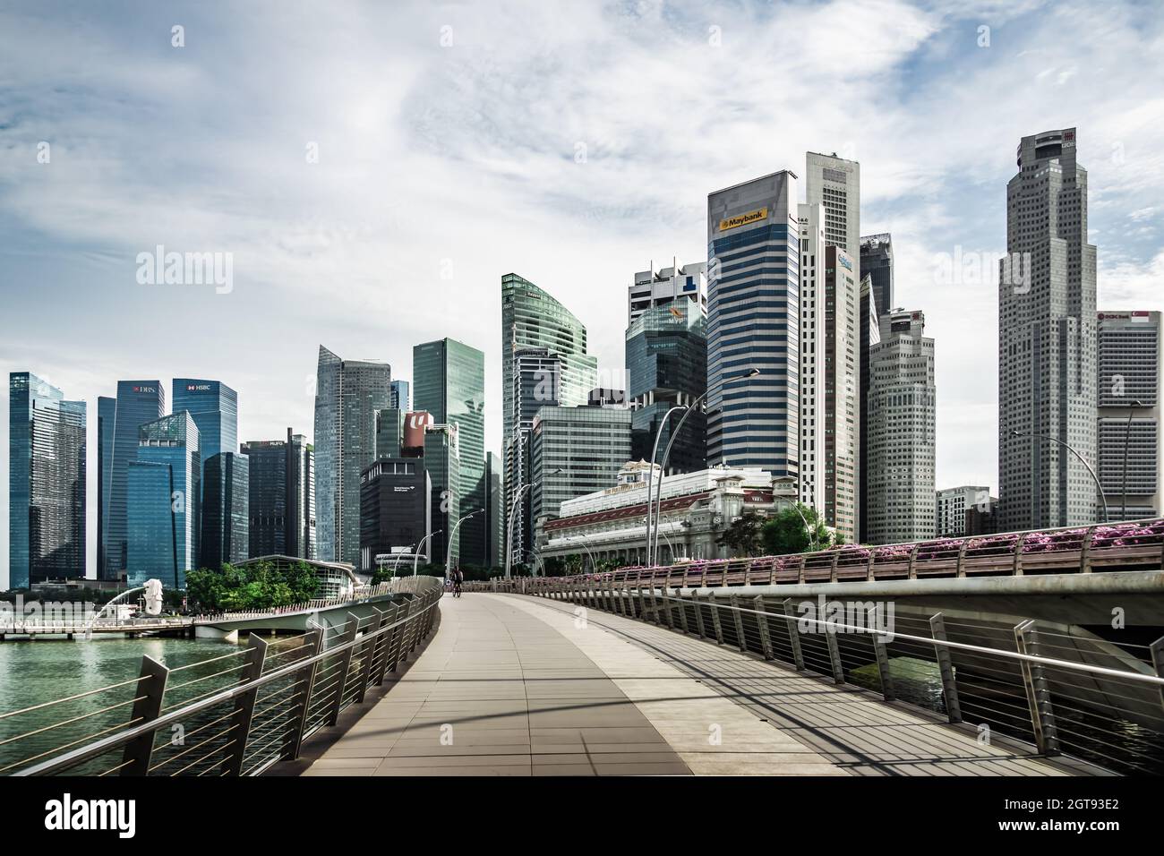 Pedestrian bridge links Merlion Park to the waterfront promenade in ...