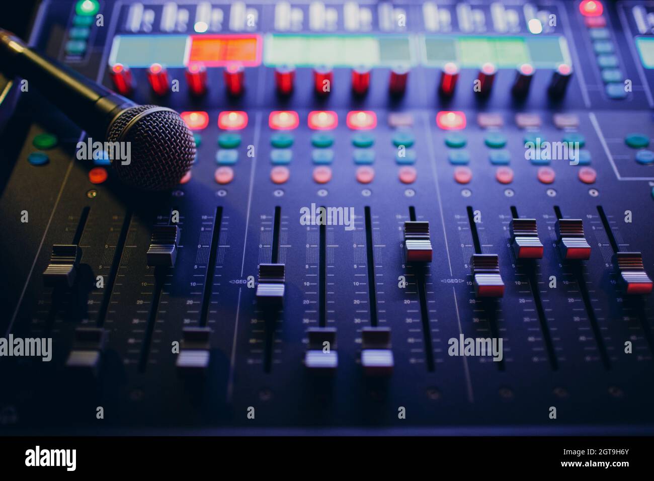 High level microphone hi-res stock photography and images - Alamy