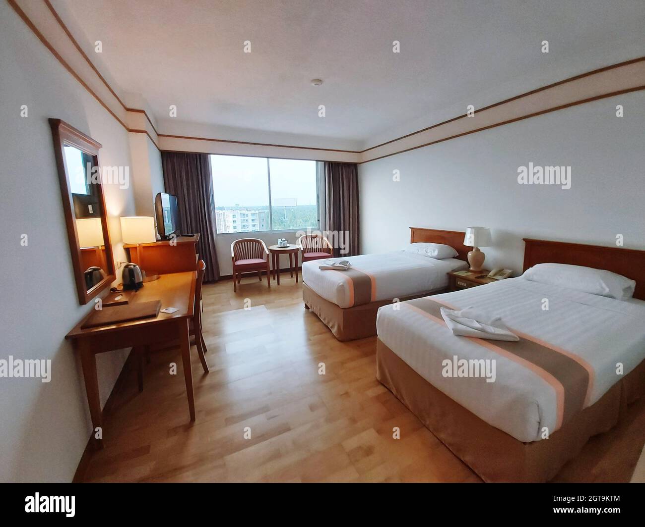 Empty room mattress floor hi-res stock photography and images - Alamy