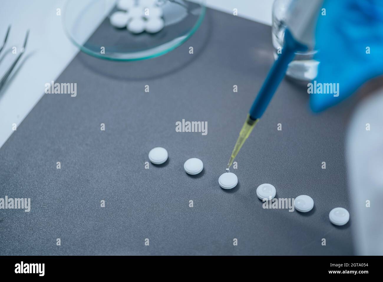 Drug doses hi-res stock photography and images - Alamy