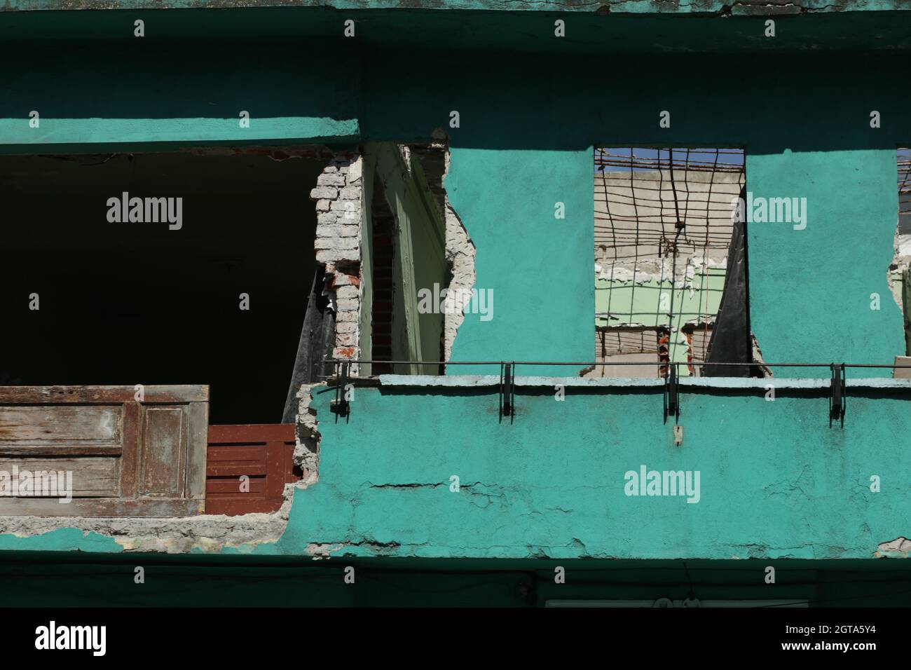 Building falling hi-res stock photography and images - Alamy