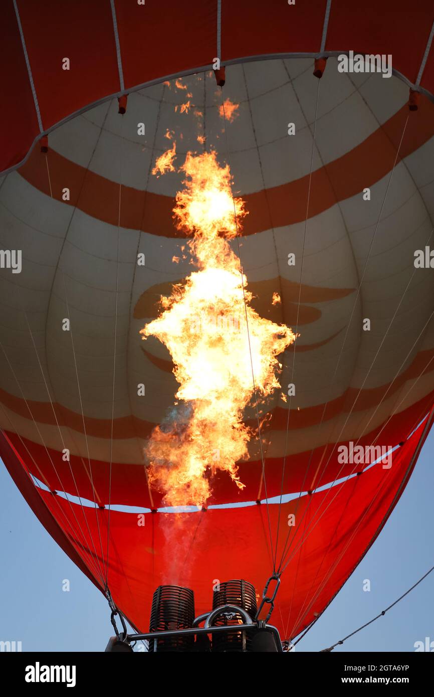 Hot air balloon being inflated by fire Stock Photo - Alamy